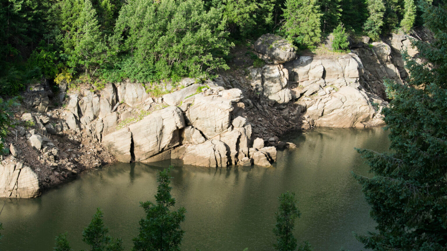 Blue Ridge Reservoir Camping and Kayaking Guide - Getaway Couple