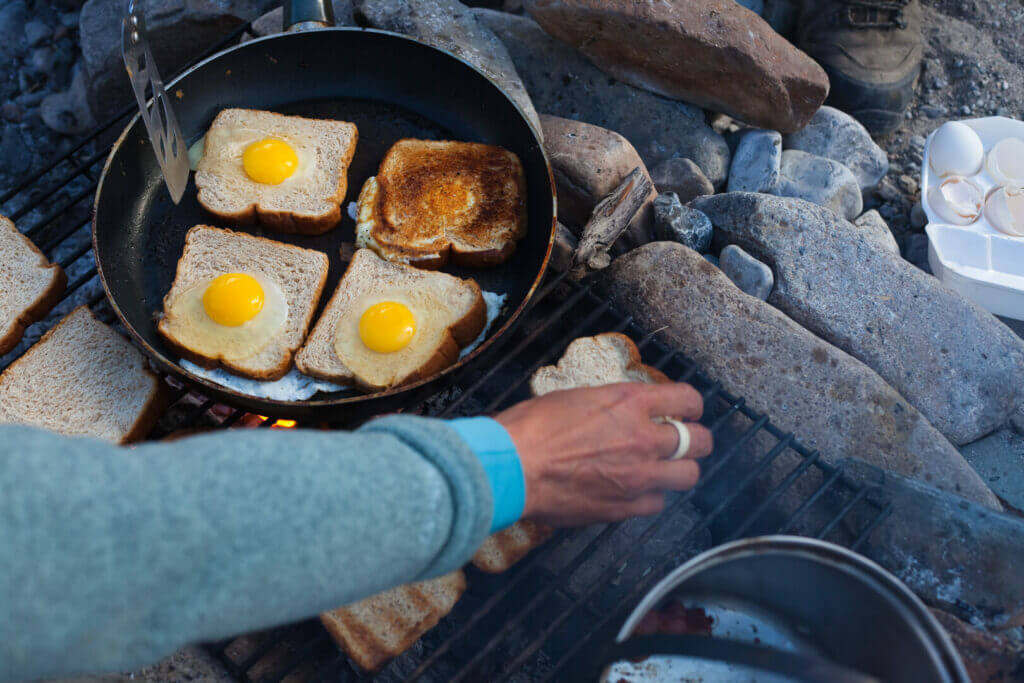 5 Best Campfire Breakfast Recipes - Getaway Couple
