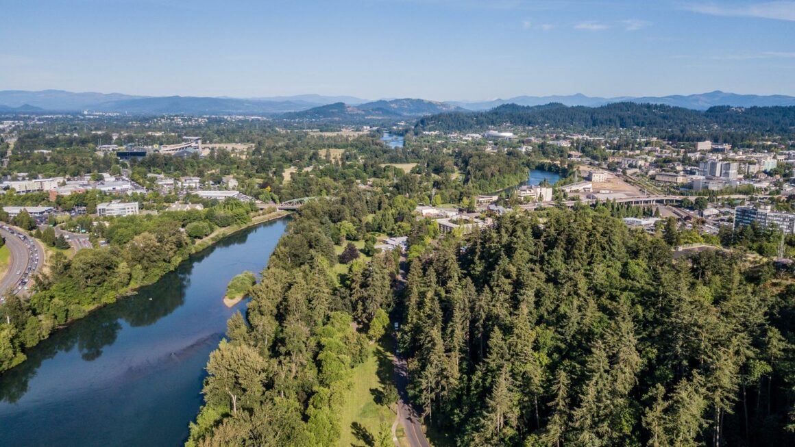 Your Guide to Hiking in Eugene Oregon - Getaway Couple