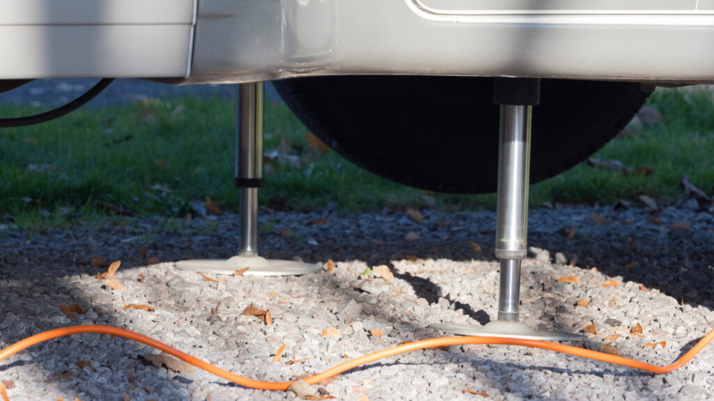 How Does the Hydraulic HWH Leveling System Work? - Getaway Couple