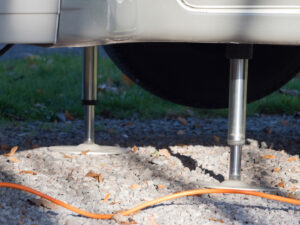 How Does the Hydraulic HWH Leveling System Work? - Getaway Couple