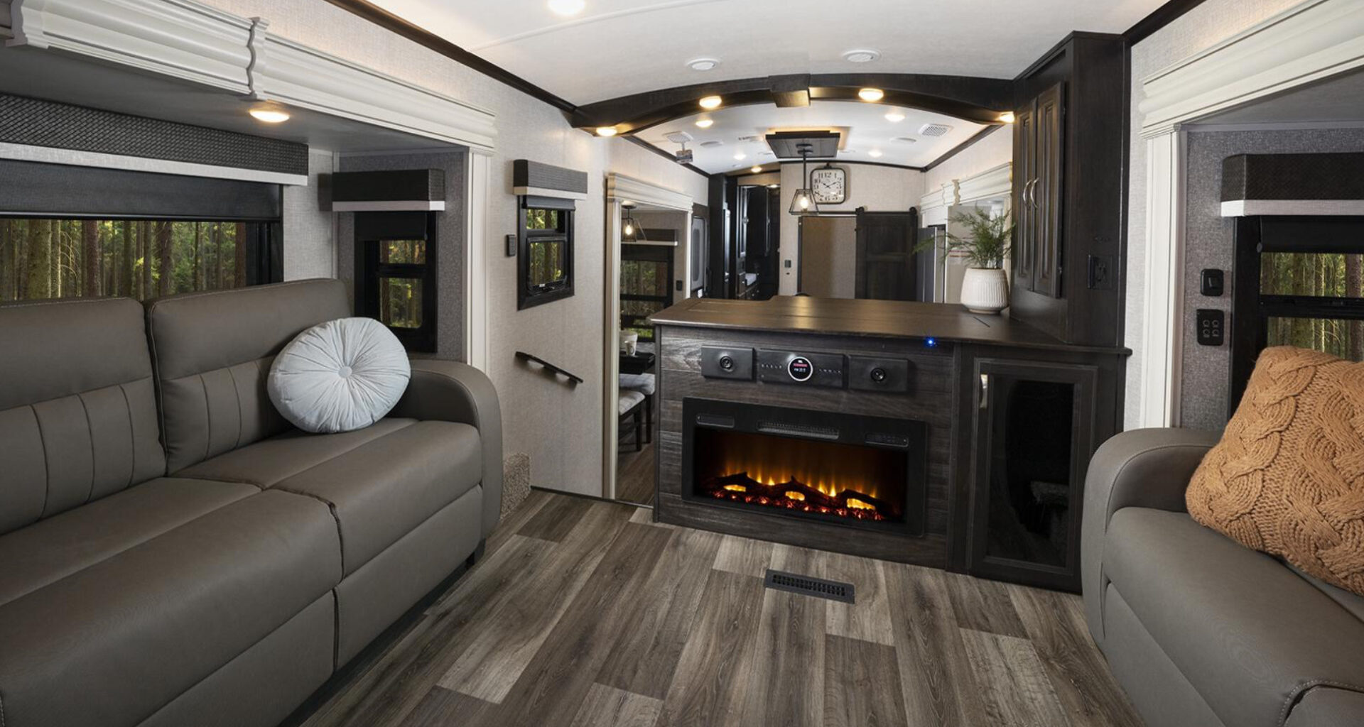10 Best Midbunk Fifth Wheels in 2023 - Getaway Couple
