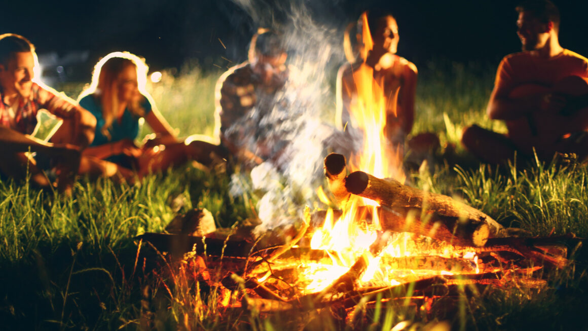 5 Rules for Building the Perfect Campfire - Getaway Couple