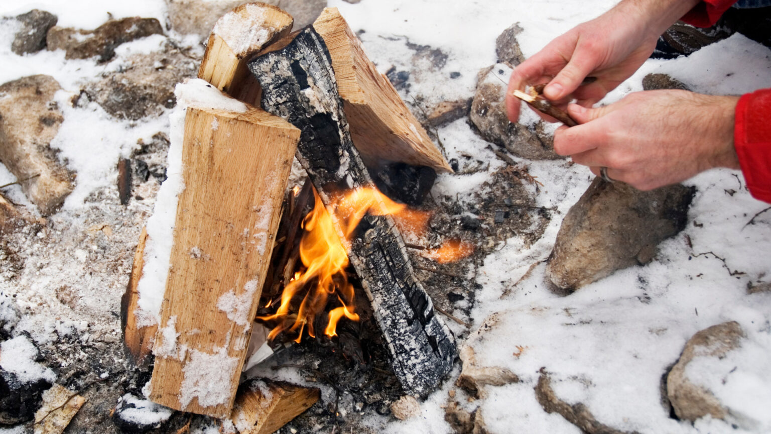 5 Rules for Building the Perfect Campfire - Getaway Couple