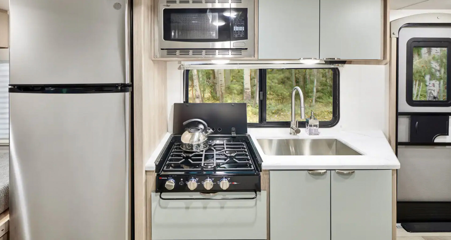 A Breakdown of the Winnebago Micro Minnie - Getaway Couple