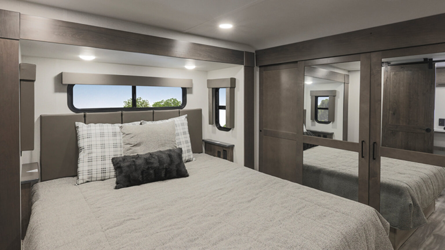 The Best RVs for a Family of 6 in 2023 - Getaway Couple