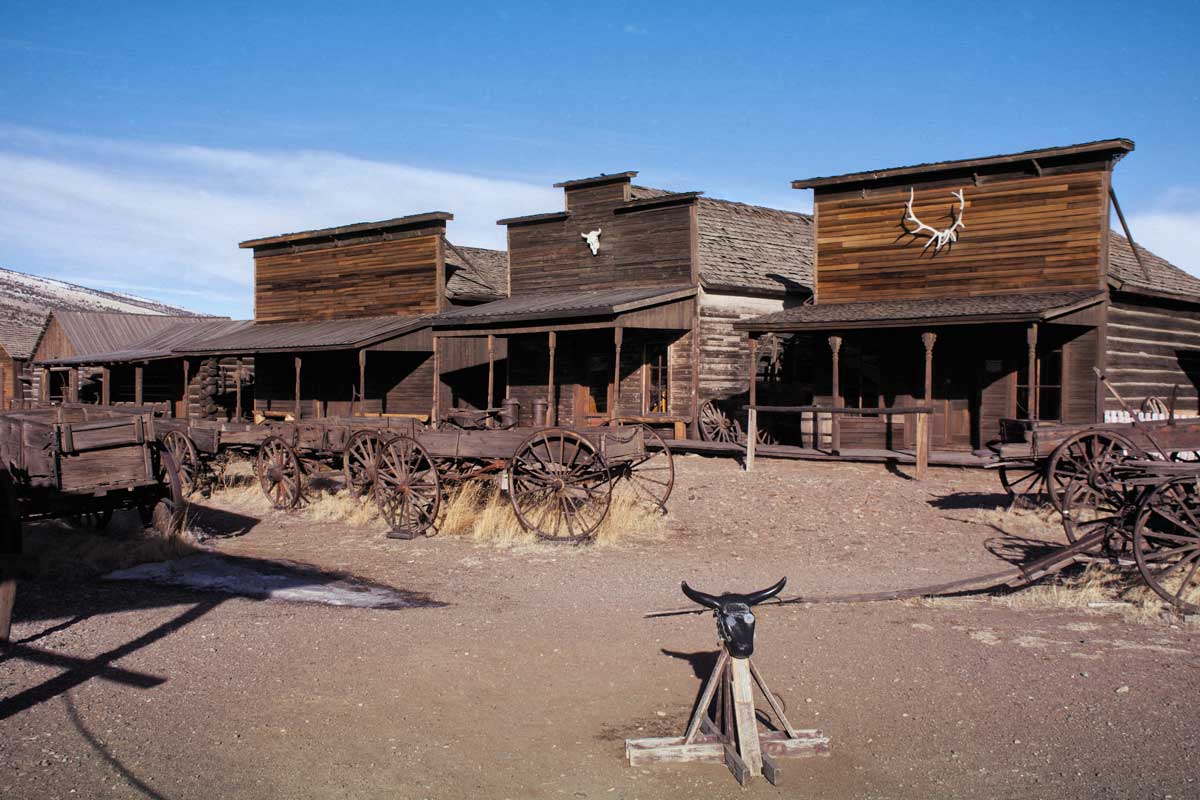 You Have to Visit These Quaint Small Towns in Wyoming - Getaway Couple