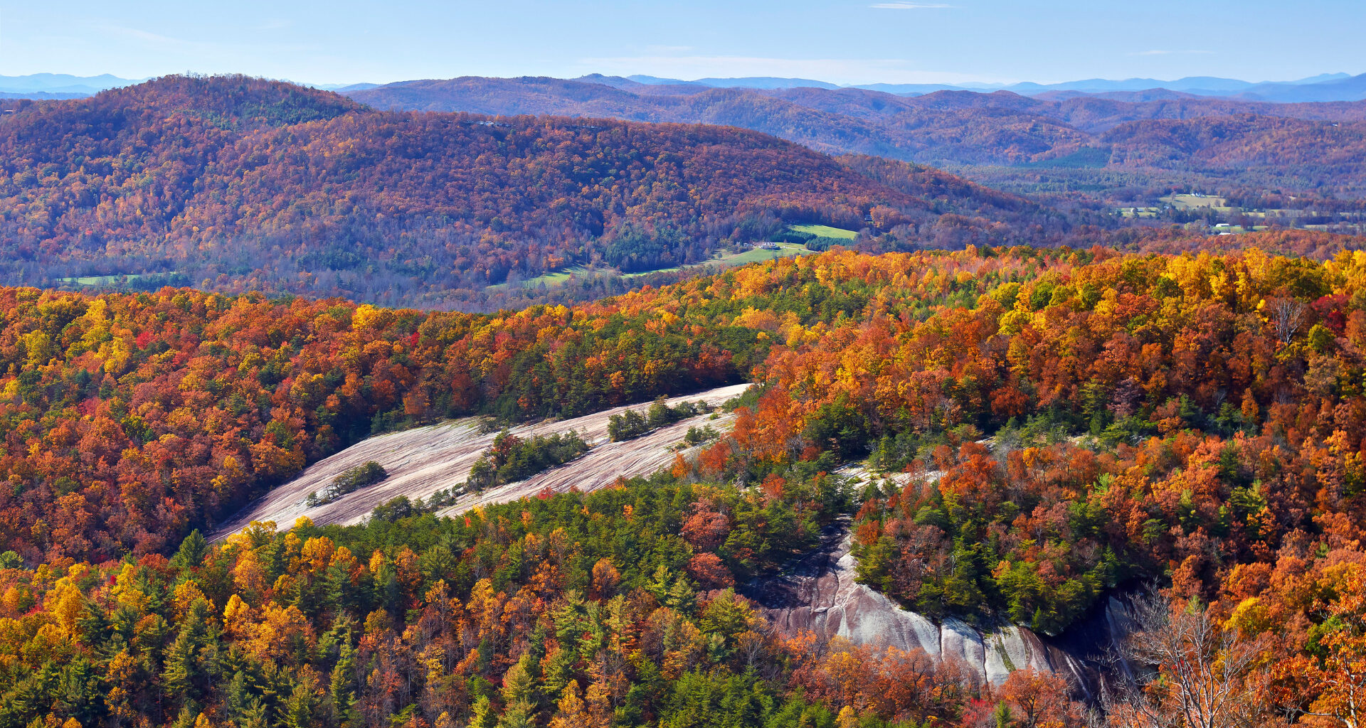 Best Places to See Fall Foliage in 2023 - Getaway Couple