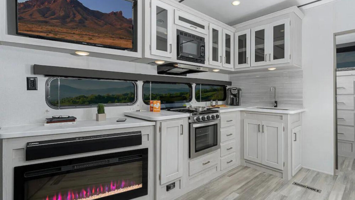 A Breakdown of the Keystone Sprinter 5th Wheel - Getaway Couple