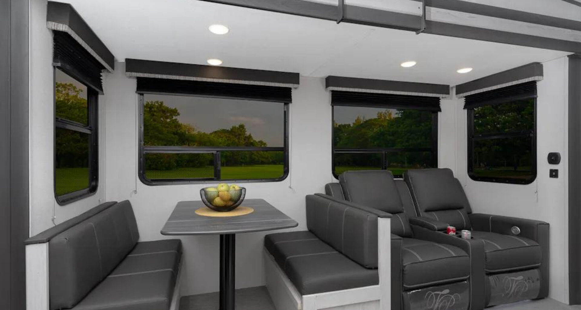 A Breakdown of the Keystone Sprinter 5th Wheel - Getaway Couple