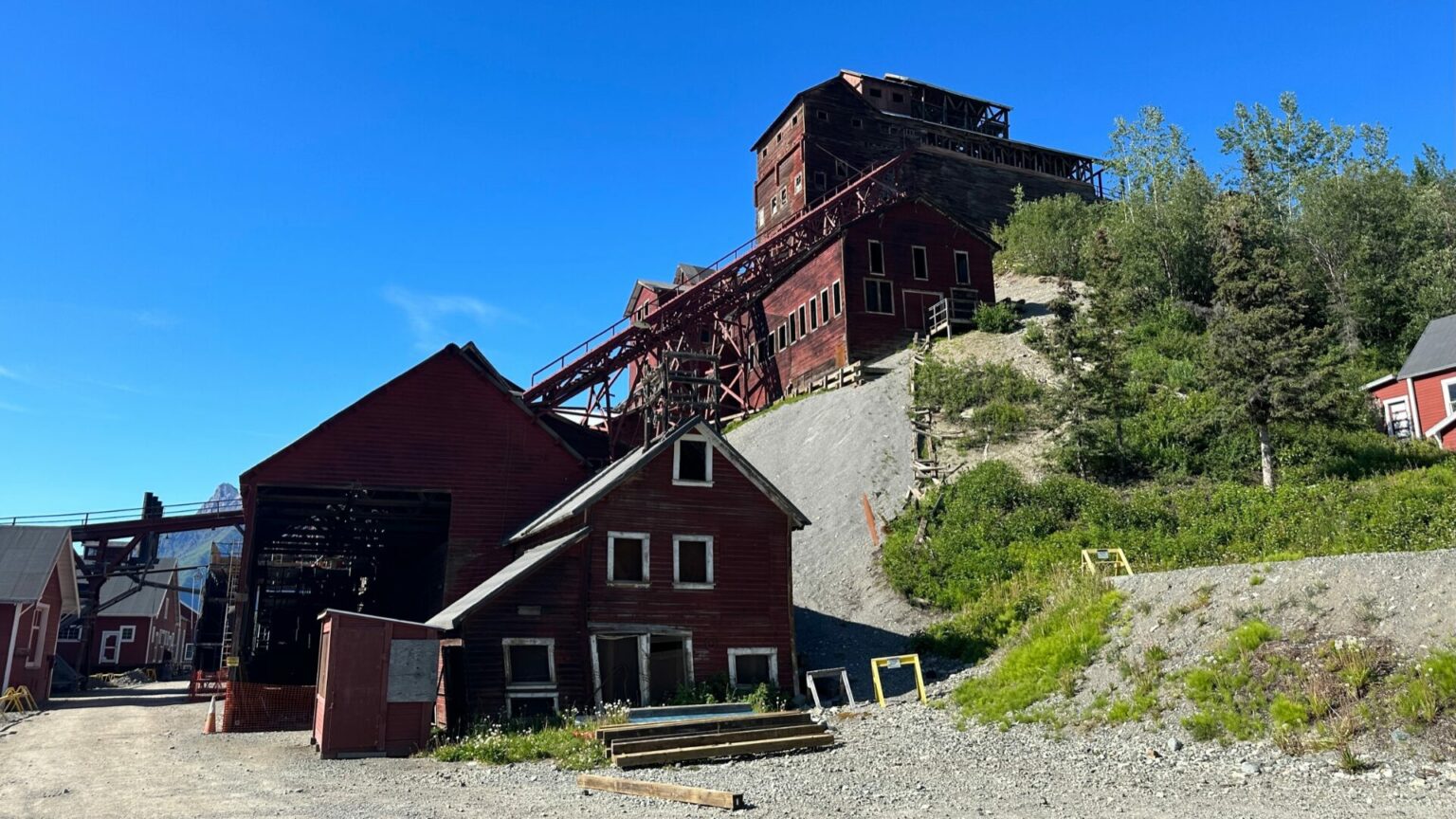Kennicott & McCarthy: Alaska's Weirdest Towns - Getaway Couple