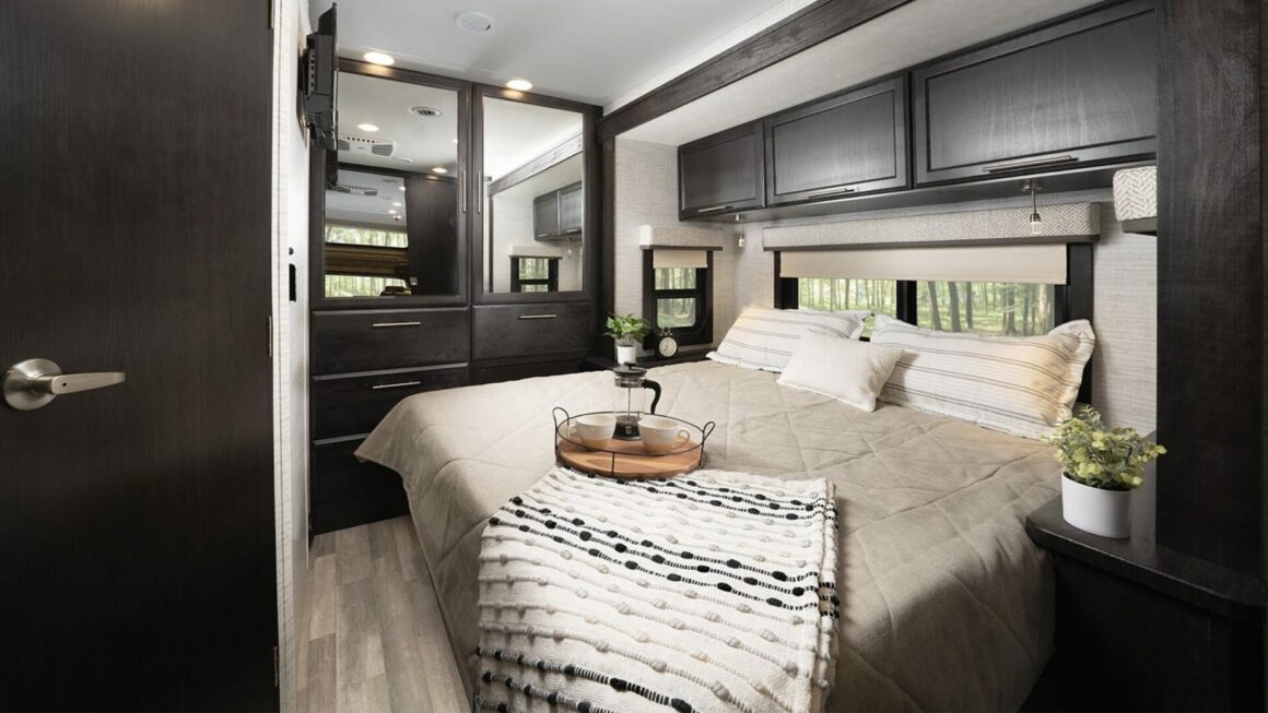 A Breakdown of the Jayco Greyhawk - Getaway Couple